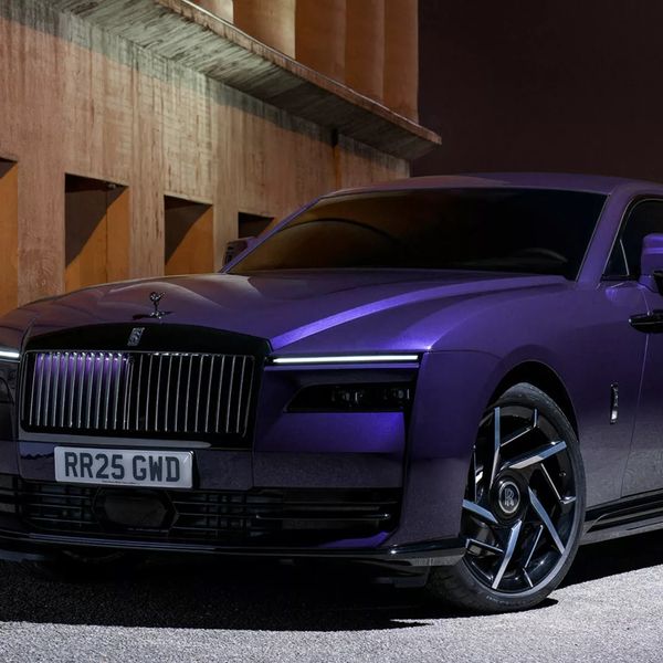 Rolls-Royce ra mắt chiếc xe mạnh mẽ nhất của hãng: Spectre Black Badge