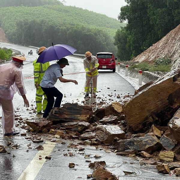 Sạt lở trên Quốc lộ 7C đoạn qua huyện Đô Lương, Nghệ An